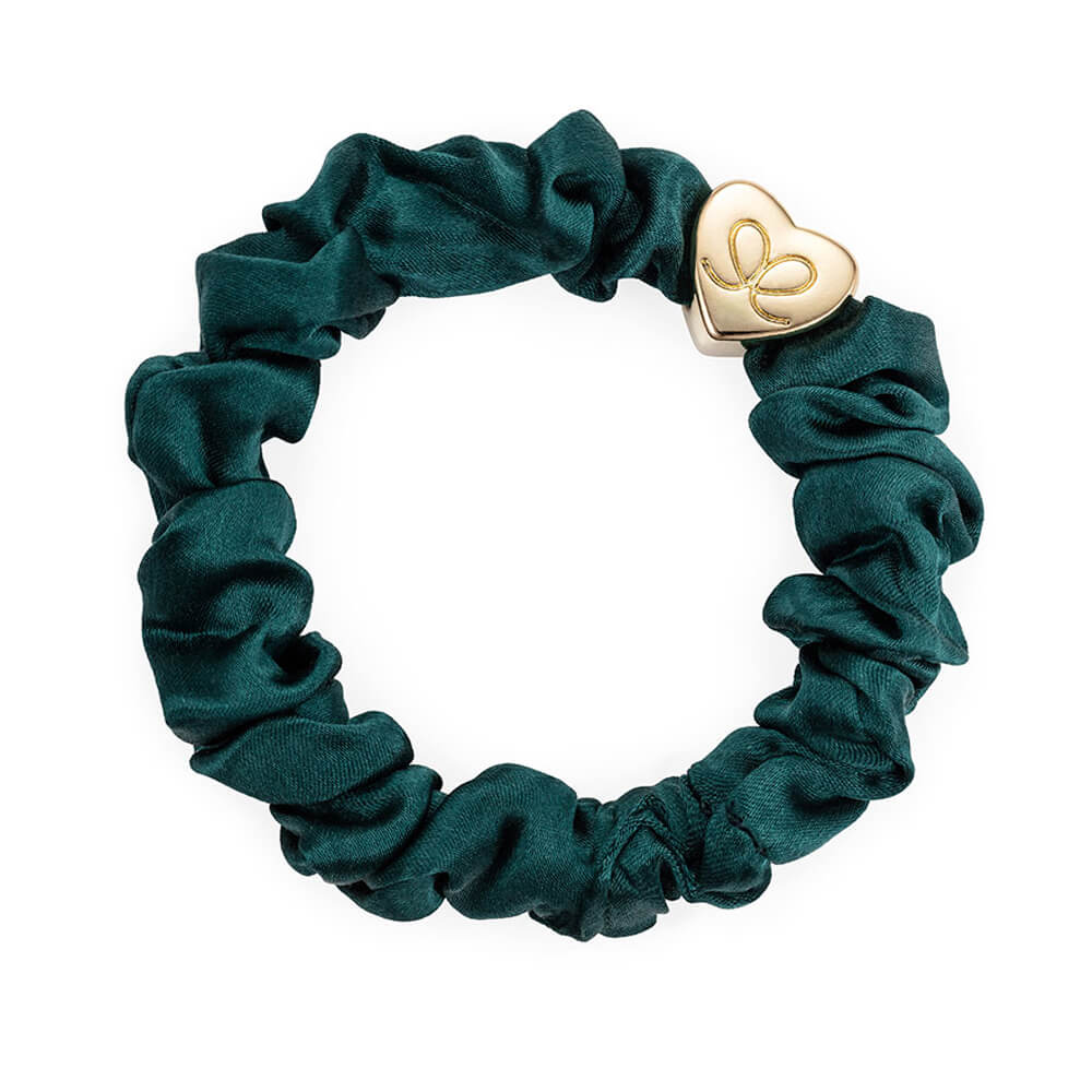 By Eloise Gold Heart Silk Scrunchie –⁠ Chive Green – Kudrnaté vlasy
